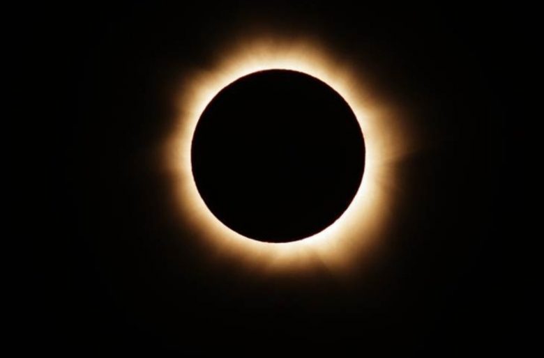 El eclipse que mostró al mundo el universo de Einstein - Las2orillas