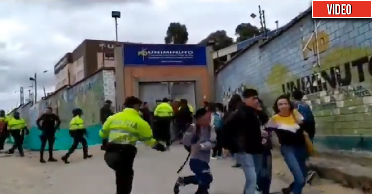 A bolillo policía agarra a universitario en Bogotá - Las2orillas