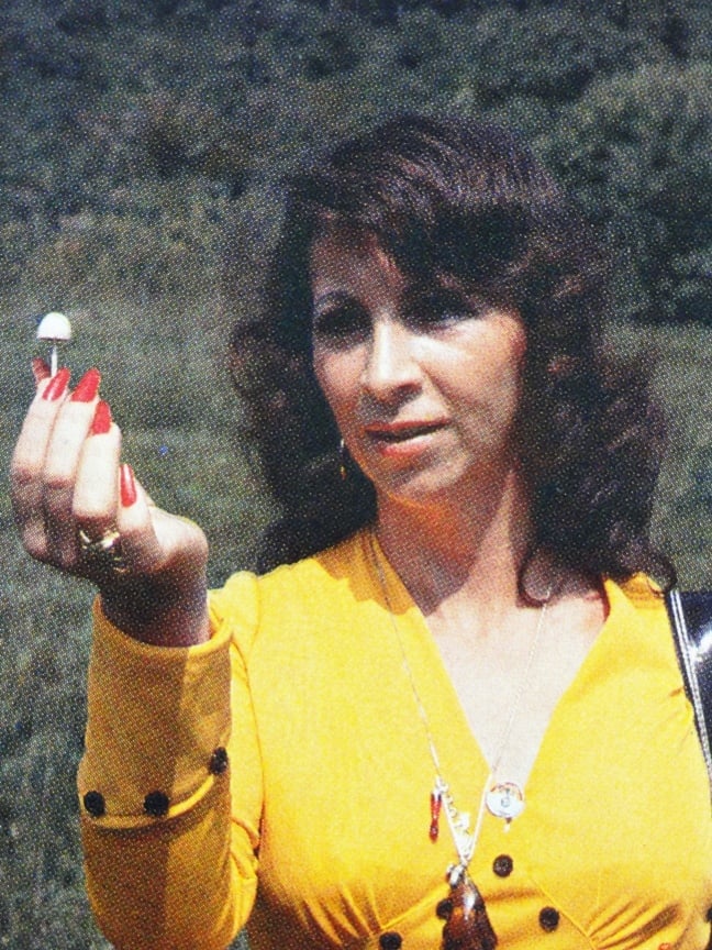 Regina 11, la Bruja de las escobitas que a los 86 años no descansa