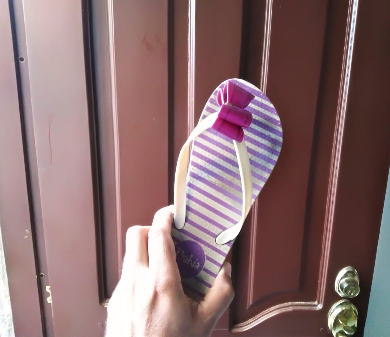 El Senado prohíbe a los padres el uso del “chancletazo” contra sus ...