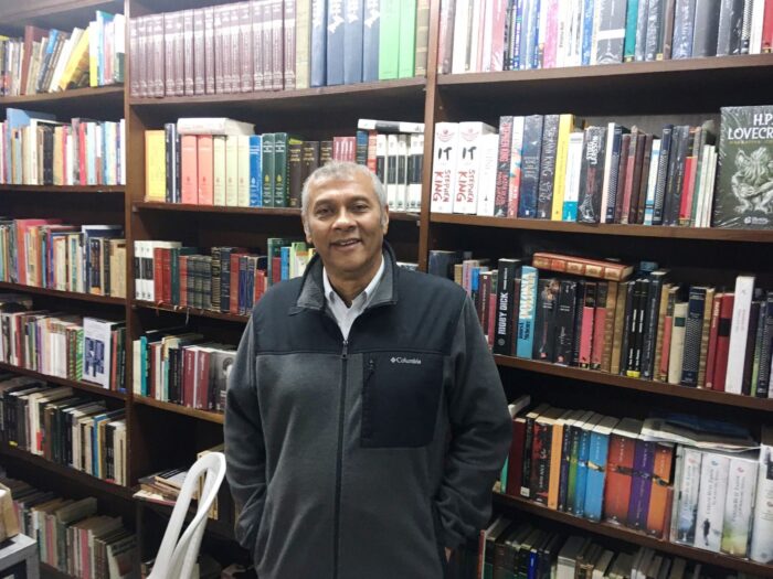 El librero que no ha faltado a una sola feria del libro de Bogotá