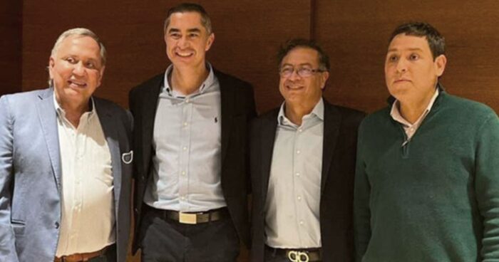 La llave de Óscar Tulio Lizcano y su hijo Mauricio por el fortín ...