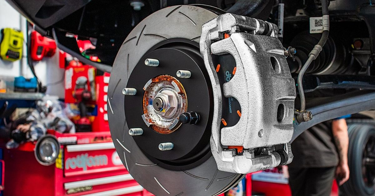 Cómo saber si tiene que hacer cambio de frenos de su carro