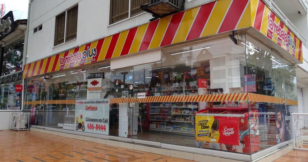 Los dueños de pequeñas droguerías que no se han dejado comprar por las poderosas Cruz Verde y ...