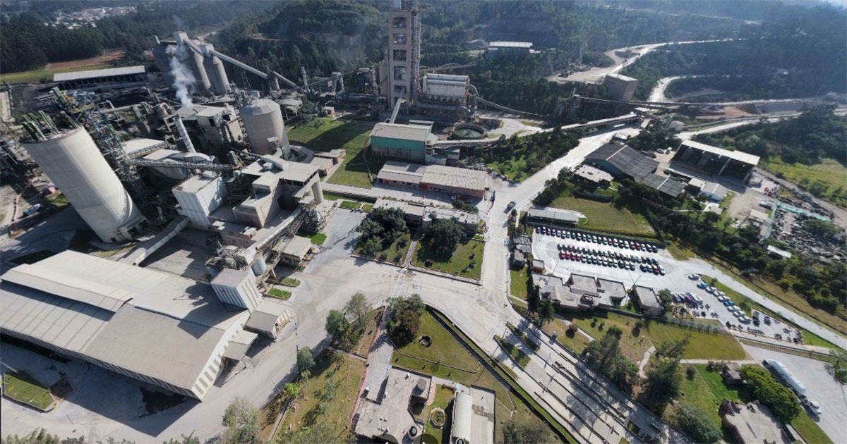 La empresa suiza que tiene cementera en la mitad del pueblo de Nobsa, la capital mundial de la ruana