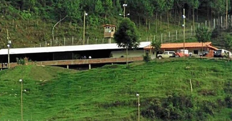 El papá de alias Zeus, un pesado militar que se torció cuando dirigía ...