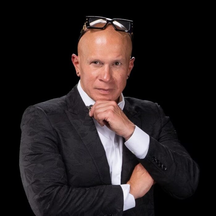 Él es el Doctor Bayter: el médico que dejó el quirófano para cambiar ...
