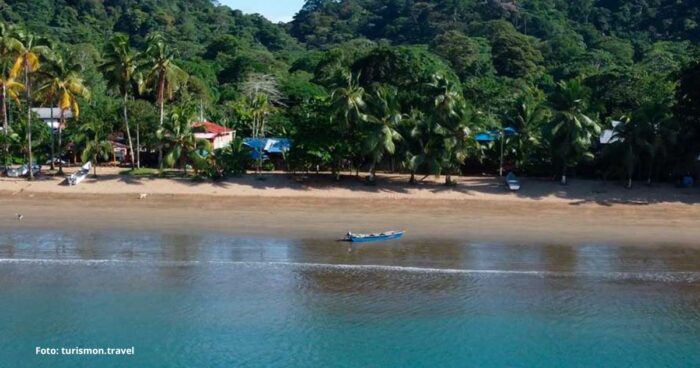 Las hermosas playas colombianas a la orilla de una selva tropical ...